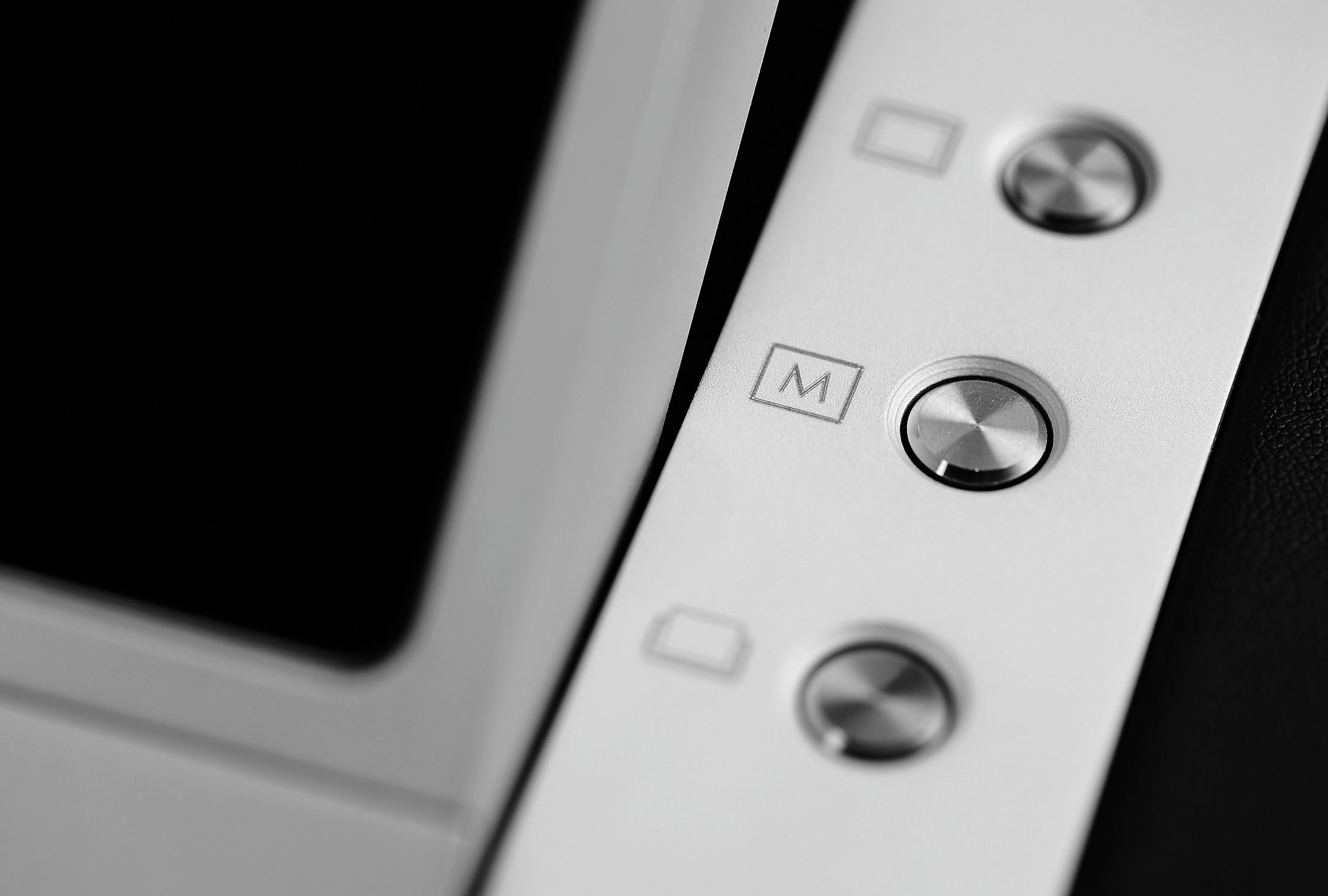 Dynamic1: Compact, Motorized AV Display | Arthur Holm